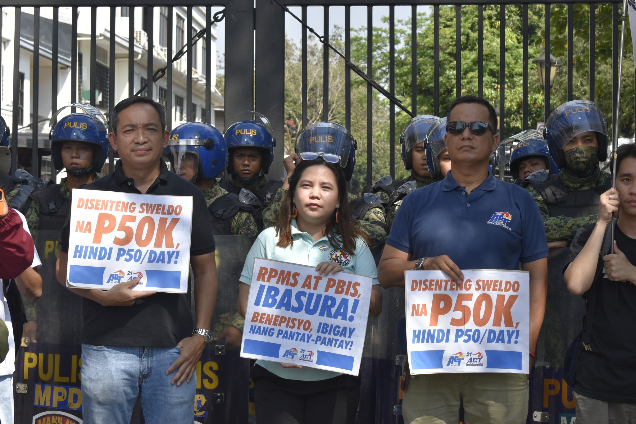 Teachers troop to DBM, demand action on delayed pay hike, pending ... Teachers troop to DBM, demand action on delayed pay hike, pending ...